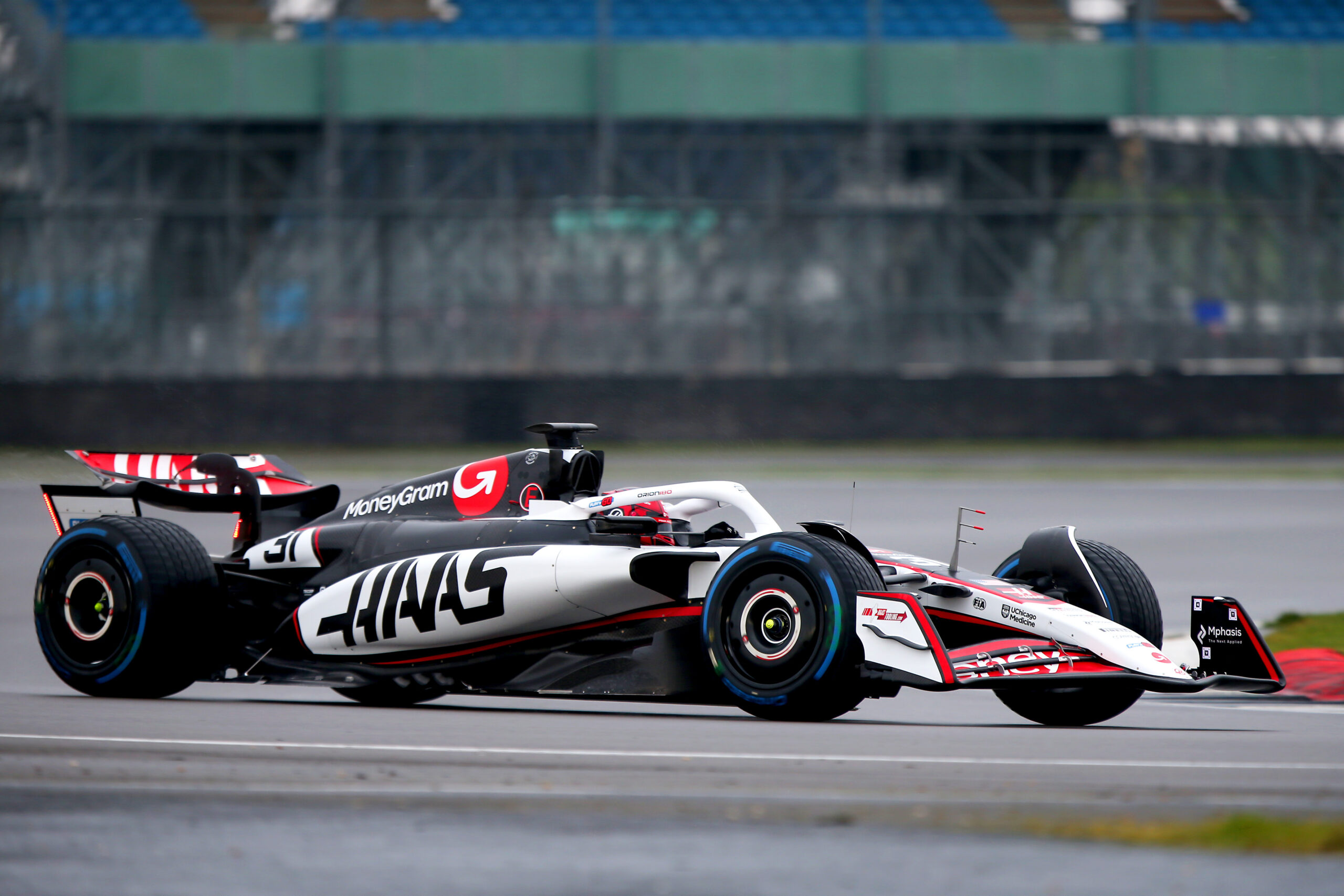 Haas opta por cores tradicionais e oficializa pintura para F1 2025 ...