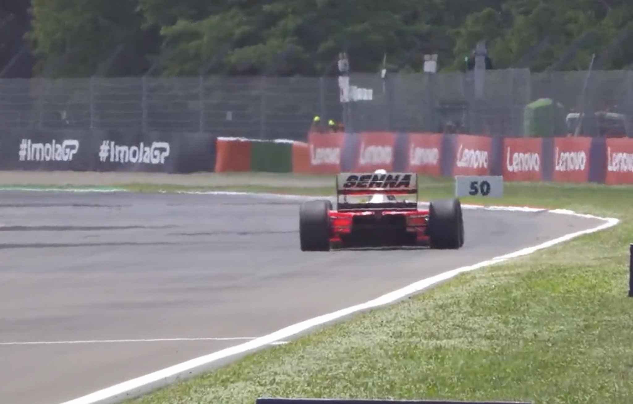 Vettel veste Senna e guia MP4/8 da McLaren em homenagem antes da ...